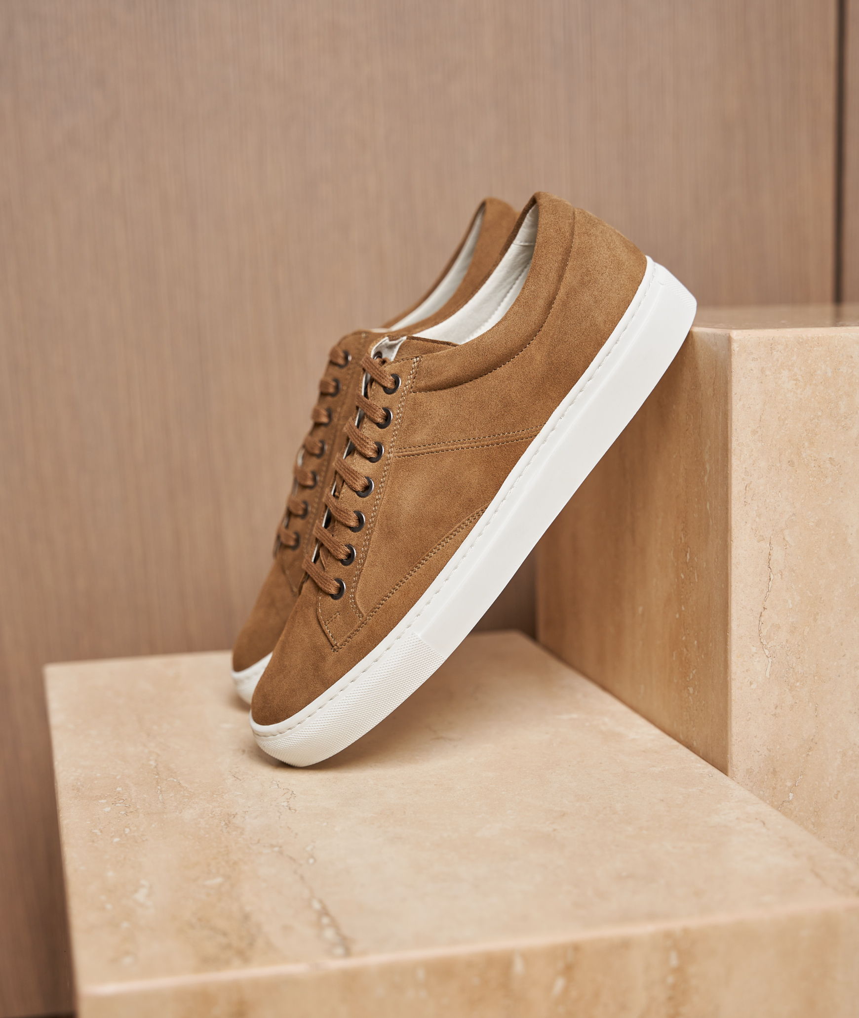 Sneakers de Luxe pour Homme : L'Homme Cohérent En Cuir Et Daim - Paire ...