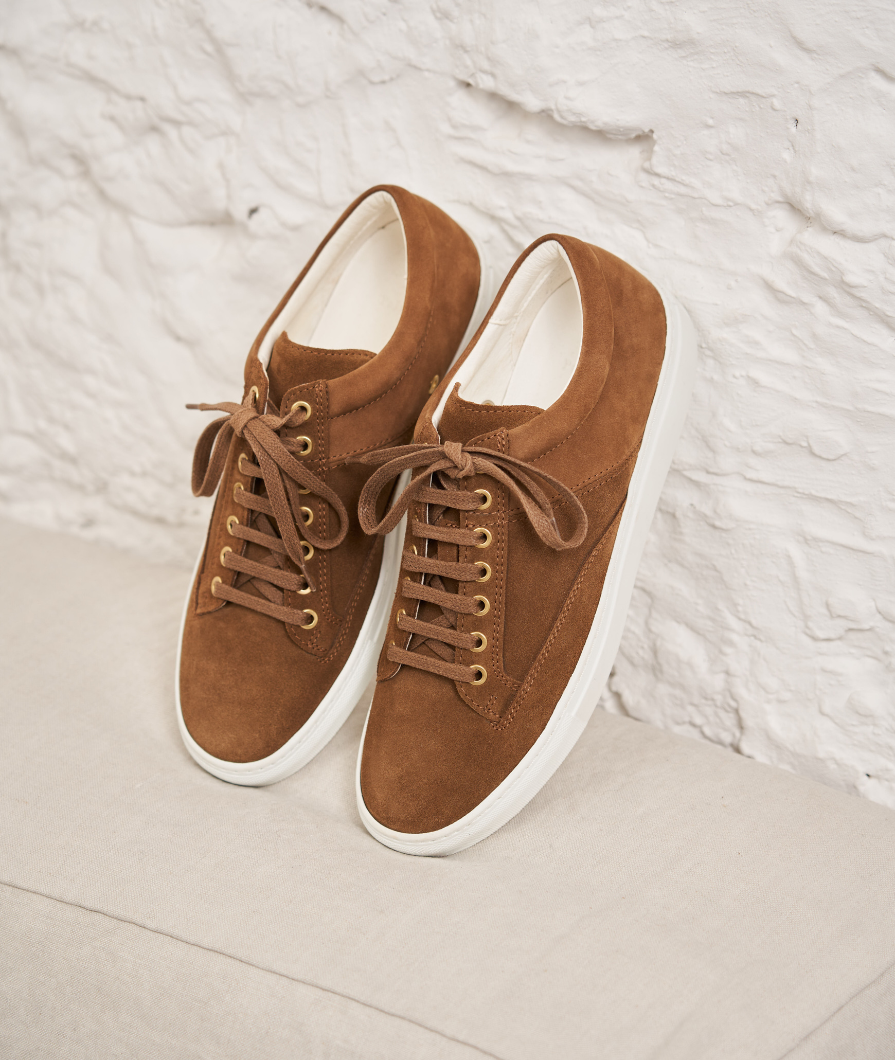 Sneakers de Luxe pour Homme : L'Homme Cohérent En Cuir Et Daim - Paire ...