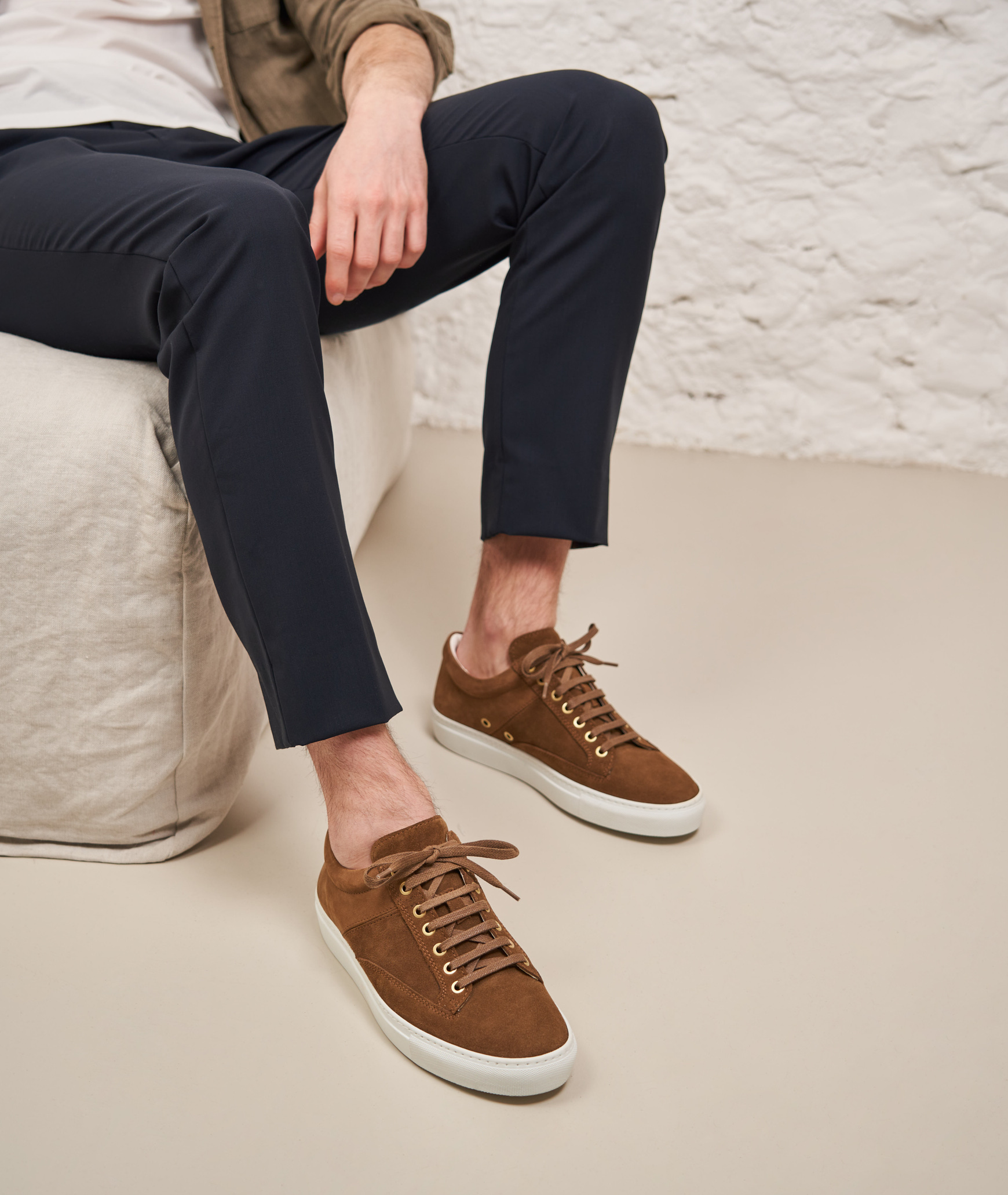 Sneakers de Luxe pour Homme : L'Homme Cohérent En Cuir Et Daim - Paire ...